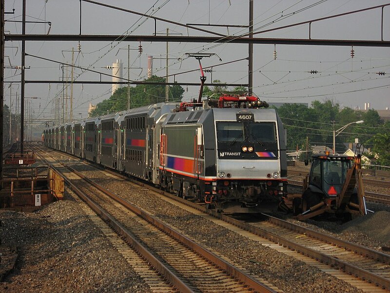 File:NEC train 3967 passing through Rahway station, June 2007.jpg ...